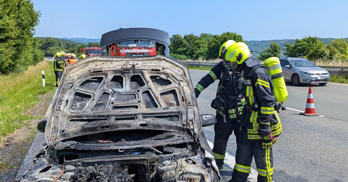 Auto brennt auf A45 zwischen Dillenburg und Haiger aus